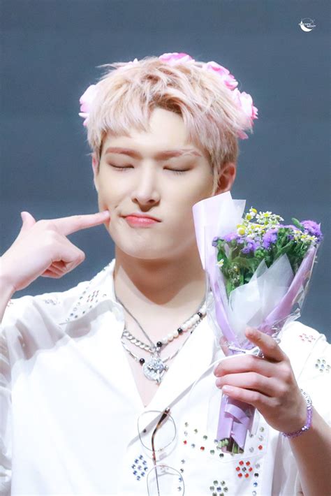· ͟͟͞͞ Adorable Mingi Ateez With A Bouquet Of Flowers