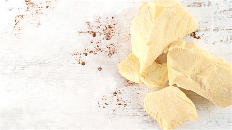 흰색 나무 배경에 천연 코코아 버터와 코코아 파우더의 몇 가지 큰 조각 코코아 가루에 대한 스톡 사진 및 기타 이미지 코코아 가루 버터 코코아 Istock