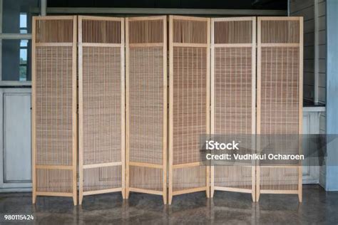 길 쌈 된 고리 버들 세공 원활한 패턴 콘크리트 바닥에 나무 파티션 0명에 대한 스톡 사진 및 기타 이미지 0명 가구 갈색 Istock