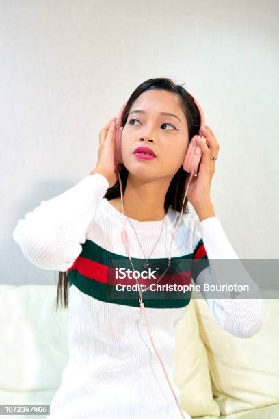 아름 다운 여자 포즈헤드폰 음악을 듣고 멀리 보고 생각 하 고 20 24세에 대한 스톡 사진 및 기타 이미지 20 24세 가냘픈 검정 머리 Istock