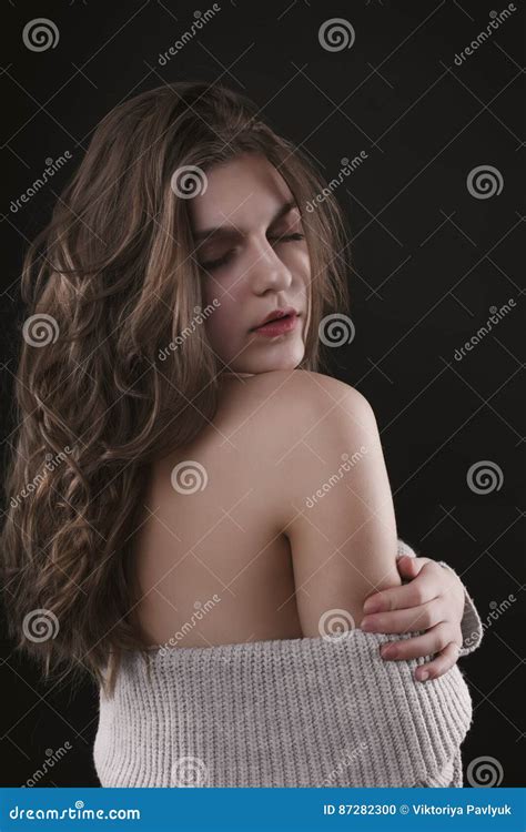 Mooi Jong Model Met Naakte Schouders En Gesloten Ogen Stock Foto