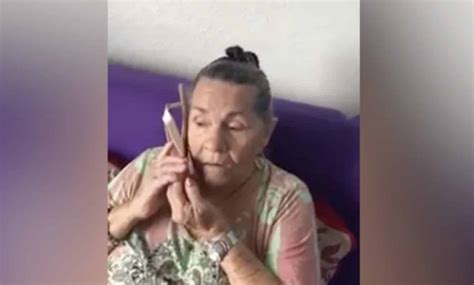 Il Prank Sa Grand Mère Et Lui Donne Une Tong En Guise De Téléphone
