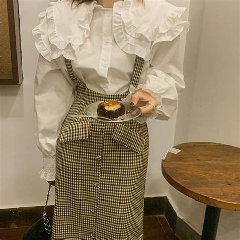 피여나라 페미닌한 무드가 가득하며 레이스와 퍼프 디자인으로 여성스러움을 한껏 더해주어 꾸안꾸로 입기