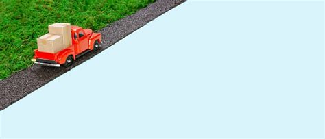 큰 복사 공간이있는 파란색 배경에 골판지 상자를 들고 빨간색 장난감 픽업 자동차 화물 배달 자동차 배송 개념 0명에 대한 스톡 사진 및 기타 이미지 Istock