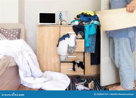La Mujer Entró A Su Cuarto De Niños Con Un Desastre Para Recoger Cosas Sucias Y Limpiar Imagen