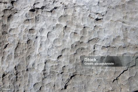 흰색 바위 거친 질감입니다 돌 표면 사진입니다 커터 마크가 있는 돌 표면이 부서진 오래 된 돌 벽 근접 촬영입니다 벗겨짐에 대한