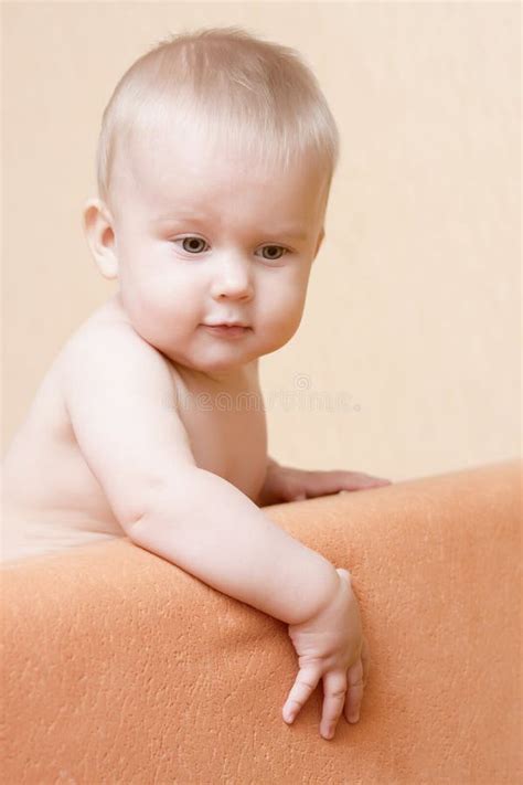 Ch Ri Fille Tonn E Nue S Asseyant Sur Le B Ti Brun Image Stock Image Du Adorable Nourrisson