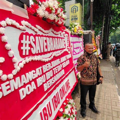 Tulisan Karangan Bunga Untuk Bharada E Di Pn Jaksel Keep Spirit Icad