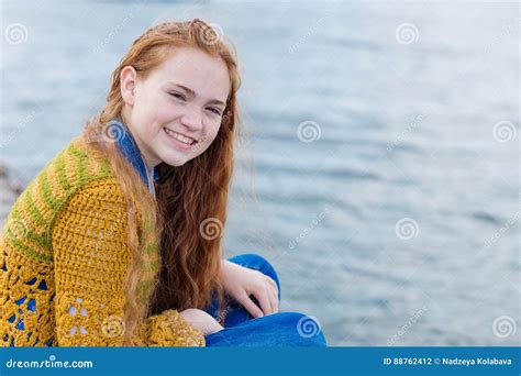 Ragazza Dai Capelli Rossi Con Le Lentiggini Che Si Siedono Sulla