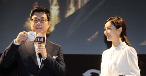 포토 사회자 김성주 김소연표 커피 받아들고 감탄