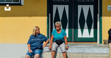 파란 폴로 셔츠를 입은 남자 옆에 앉아 파란 셔츠를 입은 여자 사진 Unsplash의 무료 문 이미지