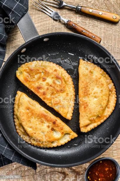 팬에 쇠고기 고기 스터핑과 함께 맛있는 페이스트리를 튀긴 엠파나다 나무 배경 위쪽 보기 0명에 대한 스톡 사진 및 기타 이미지 0명 검은색 고기 Istock