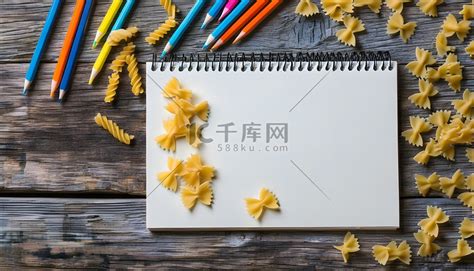 空白素描本的创意空间充满活力的彩色铅笔和俏皮高清摄影大图 千库网