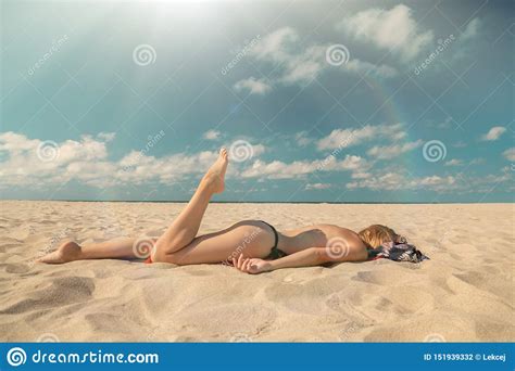 Fille Sur Prendre Un Bain De Soleil De Mer Photo Stock Image Du Fille Ciel