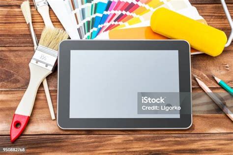 빈 테이블에 색상 견본 책 페인트 용 및 페인트 롤러와 태블릿 Pc 공간에 복사 합니다 색칠하기에 대한 스톡 사진 및 기타 이미지 Istock