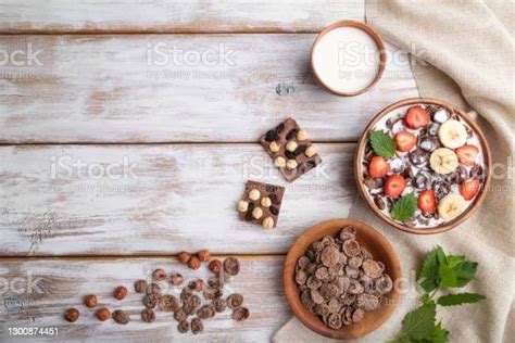 흰색 나무 배경과 린넨 직물에 나무 그릇에 우유와 딸기 초콜릿 콘플레이크 상단 보기 플랫 레이 복사 공간 0명에 대한 스톡 사진 및 기타 이미지 Istock