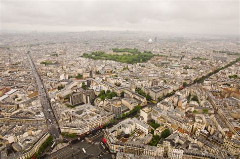 높이에서 파리의 거리의 보기 유럽 여행 프랑스의 관광 명소입니다 흐린 파리입니다 하늘에 구름입니다 거리에 대한 스톡 사진 및 기타 이미지 Istock