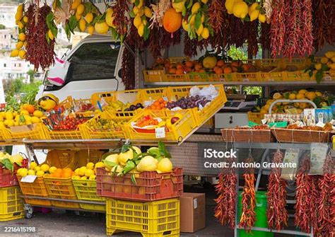 포지 타노 에서 현지 제품을 판매하는 다채로운 과일과 야채 스탠드 0명에 대한 스톡 사진 및 기타 이미지 0명 건강한 식생활 고추류 Istock