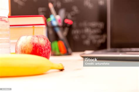 학교 개념 돌아가기 학교도 서 및 애플 바나나와 흑에 대 한 노트북 정 0명에 대한 스톡 사진 및 기타 이미지 0명 9월 개인 장식품 Istock