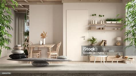 식탁과 선반이 있는 아늑한 지속 가능한 나무 거실 위에 회색 조약돌 균형과 대나무 녹색 식물이 있는 나무 빈티지 테이블 또는 선반 선 컨셉 인테리어 디자인 균형에 대한 스톡
