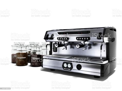 현대 전문 커피 기계 대형 두 컵에 대 한 그림자와 흰색 배경에 3d 렌더링 다른 커피의 항아리 금속에 대한 스톡 사진 및 기타 이미지 Istock