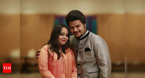 Idhayathai Thirudathey Fame Karthik Sasidharan And Priya Celebrate Their 5th Wedding Anniversary