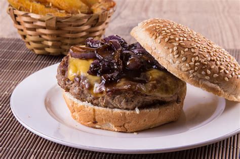 Caramelized 양파와 치즈 버거 양파에 대한 스톡 사진 및 기타 이미지 양파 햄버거 류 캐러멜 입히기 Istock