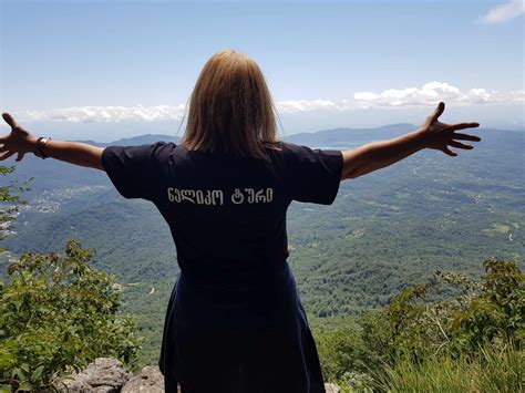 „ცეკვა ცეკვით წავედი ჩანთისკენ და უცხოელიც მომყვება ჩანთიდან ელვის უსწრაფესად ამოღებული ფაფახი