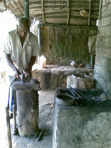 කම්මල් රැකියාව යකඩ තලන්නා නමින් හදුන්වන කම්මල් රැකියාව නිර… Flickr