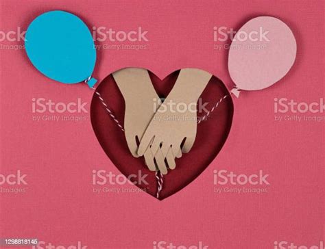 발렌타인 데이 카드 창의적인 종이는 종이 풍선과 연인의 손으로 배경을 잘라 종이모델에 대한 스톡 사진 및 기타 이미지 종이모델 사람들 손 Istock