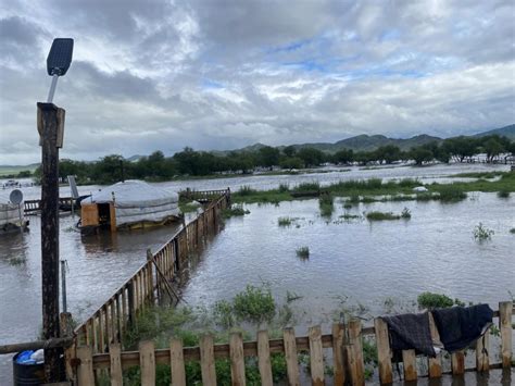 Сэлэнгэ Мандал сумын иргэд үерт автаж хүнд нөхцөлд байна