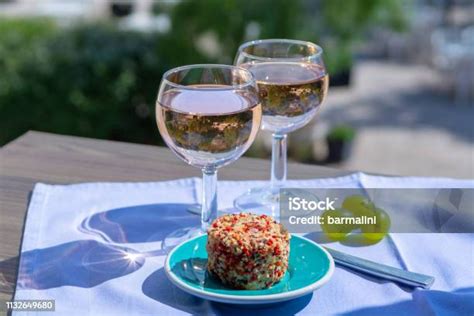 프랑스 프로방스의 장미 와인 두 와인 잔에 야외 테라스에서 부드러운 염소 치즈와 차가운 제공 0명에 대한 스톡 사진 및 기타 이미지 Istock