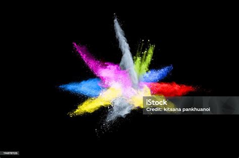 검은 배경에 추상 컬러 먼지 폭발 추상 분말의 배경 색상 분말을 폭발 던지는 색상 분말 여러 가지 빛깔의 반짝이 텍스처의 동결 운동 0명에 대한 스톡 사진 및 기타 이미지
