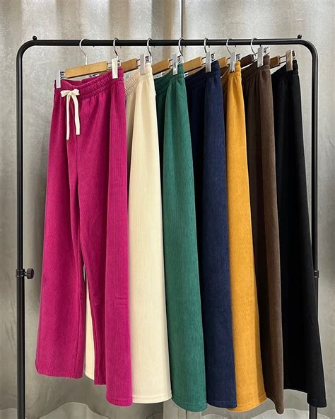 웨이브즈 𝐖𝐀𝐕𝐄𝐒 자연스레 떨어지는 A라인으로 체형커버와 동시에 슬림해 보이는 스커트에요🤍 허리 밴딩으로 77까지 편하게 착용하기 좋고 패딩이지만 가벼워 입은 듯 안