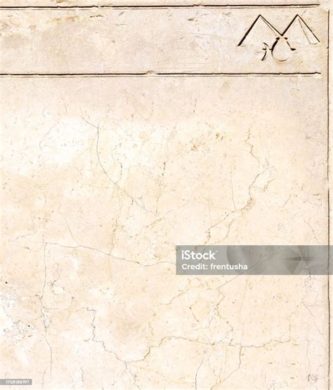 돌담 이집트 아프리카 에 고대 이집트 상형 문자 와 높은 배경 와 상형 문자로 새겨진 사암 배경 모형 템플릿 텍스트 공간 복사 돌 건축자재에 대한 스톡 사진 및 기타 이미지