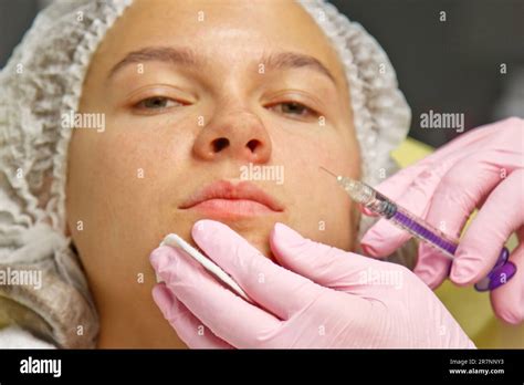 Contour Plastic A Cosmetologist Injects A Botulinum Toxin To Tighten And Smooth Out Wrinkles On