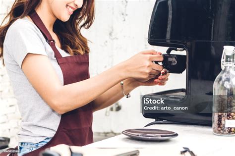 여성 바리 스타 카페에서 커피를 만들기 위한 커피 기계를 사용 하 여 기계류에 대한 스톡 사진 및 기타 이미지 기계류 따르기 레스토랑 Istock