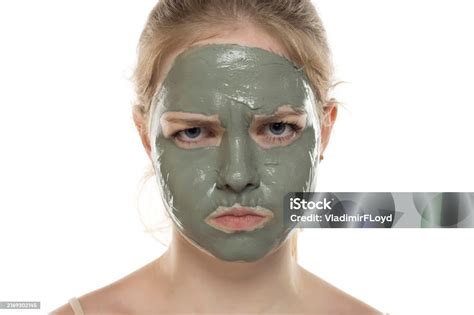 그녀의 얼굴에 얼굴 녹색 진흙 마스크와 함께 포즈를 취하는 아름 다운 화난 여자 스킨 케어 및 트리트먼트 스파 자연 미용 및 미용 개념 20 24세에 대한 스톡 사진 및