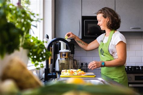 Healthy Chef Iris Heuer Greentwist Cooking School