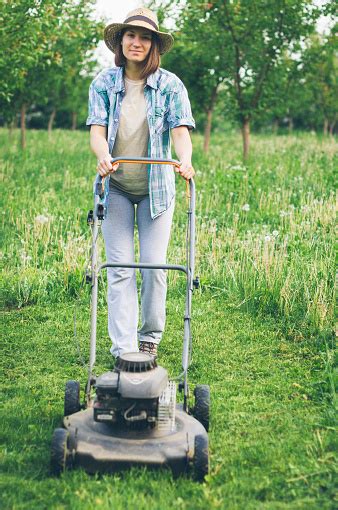 잔디 깍는 기계와 정원 원 예 트리밍 잔디에서 일 하는 젊은 여자 녹색에 대한 스톡 사진 및 기타 이미지 녹색 맨션 밀기 Istock