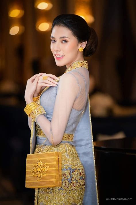 လက်ဖျားခါလောက်အောင် ကျော့ရှင်းတဲ့အလှတရားတွေနဲ့ ရွှေအိုရောင်နတ်မိမယ်လေးတမျှ ကျက်သရေရှိစွာလှရက်လွန