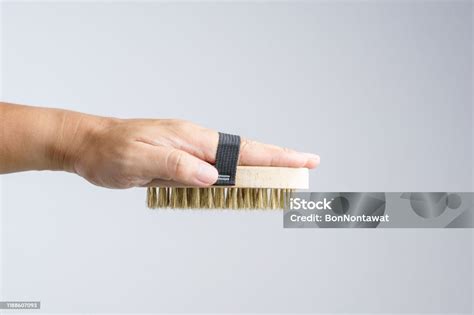 하드 또는 금속 장비를 청소하고 연마하기위한 손바닥 크기의 나무 손잡이가있는 둥근 황동 브러시를 손으로 들고 있습니다 갈색에 대한 스톡 사진 및 기타 이미지 Istock