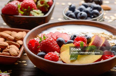 복숭아 딸기 아몬드와 블랙 베리와 과일 건강 뮤즐리 나무 부엌 테이블에 요구르트와 점토 접시 0명에 대한 스톡 사진 및 기타 이미지 Istock
