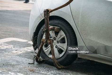 교통 규칙의 위반에 대 한 자동차 대피 및 체포 차의 바퀴에 견인 트럭 리프트 훅 0명에 대한 스톡 사진 및 기타 이미지 0