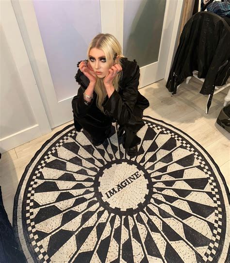 Taylor Momsen Doubles Down On Gothic Glam With Velvet Noir Barnorama
