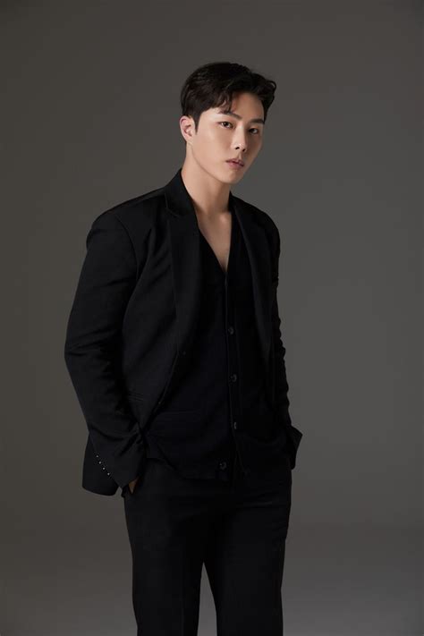 남자 프로필사진 포즈 비타스튜디오 Fashion Model Poses Business Photoshoot Business Portrait