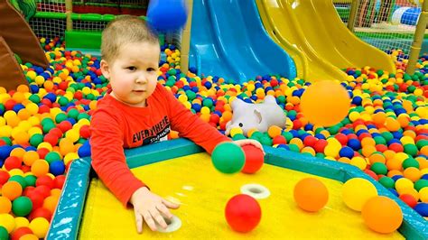 Играем на детской площадке катаемся с горки и купаемся в цветных