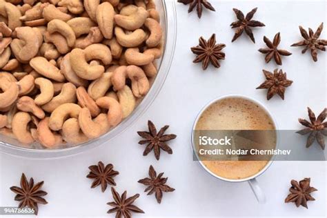 테이블 위의 커피 옆 그릇에 소금에 절인 캐슈넛을 곁들인 스타 아니스 샷 바로 위 0명에 대한 스톡 사진 및 기타 이미지 0명 건강한 식생활 견과 Istock