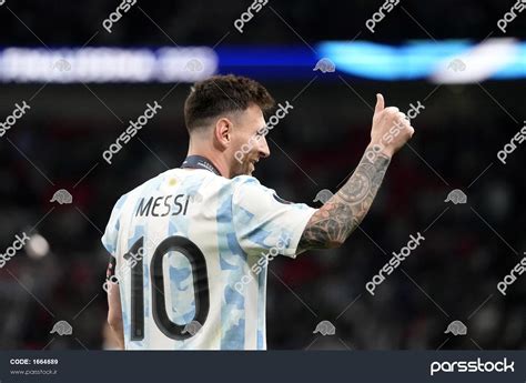 عکس از نیم رخ مسی در زمین فوتبال با پیراهن تیم آرژانتین 1664689