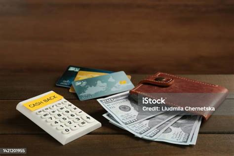 신용 카드 지갑 지폐 및 나무 테이블에 캐쉬백 기호가있는 계산기 환불에 대한 스톡 사진 및 기타 이미지 환불 0명 개념 Istock